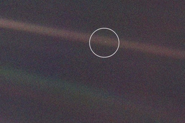 Titik Biru Pucat: Sebuah Introspeksi untuk Kecongkakan Manusia