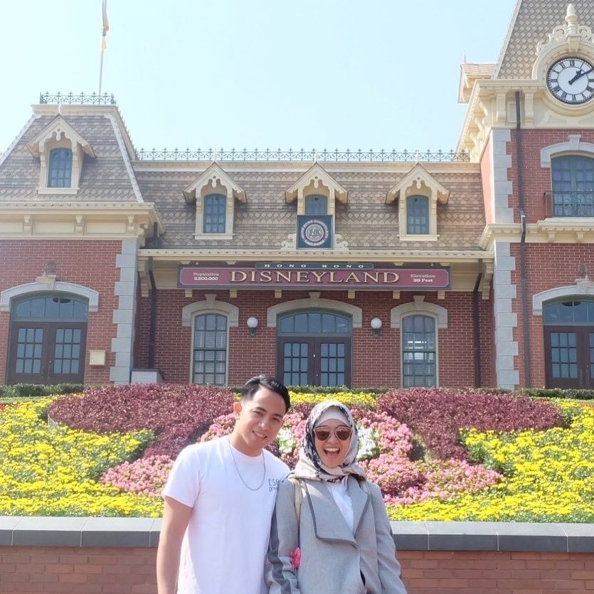 7 Potret Poppy Bunga dan Suami, Mesranya Siap Bikin Iri!