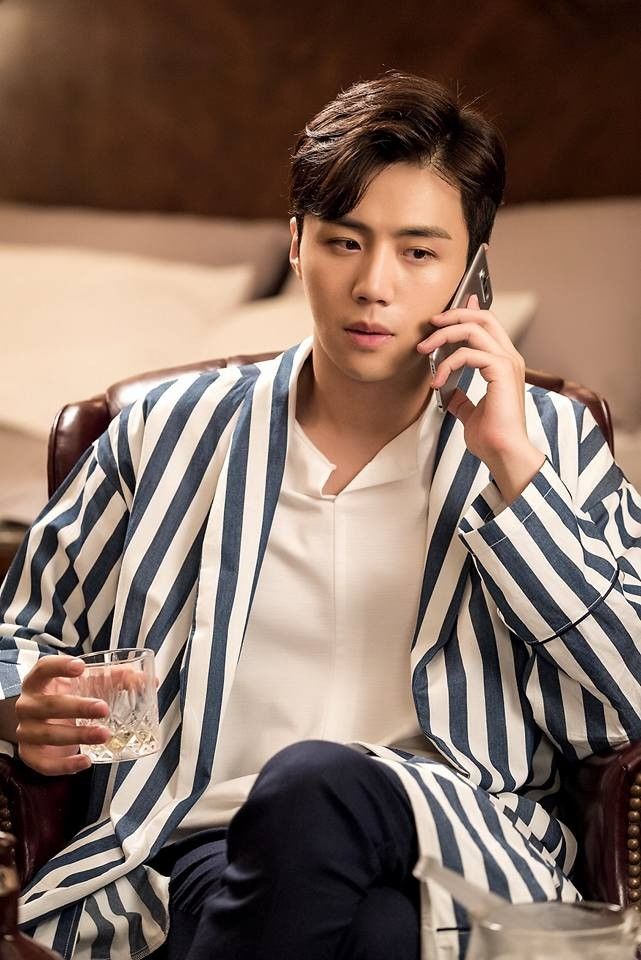 9 Potret Ganteng Kim Sun Ho, Pemeran Penipu di KDrama 'Two Cops'