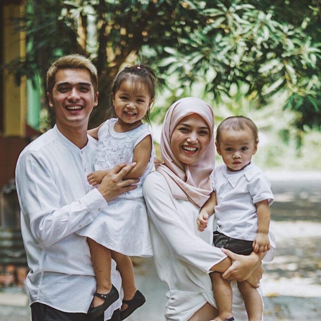 Family Man! Ini 10 Potret Kedekatan Ricky Harun dengan Dua Anaknya