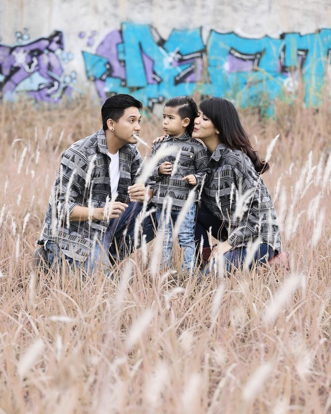 Selalu Kembar, Ini Potret Kompak Keluarga Kecil Ryan Delon & Sharena