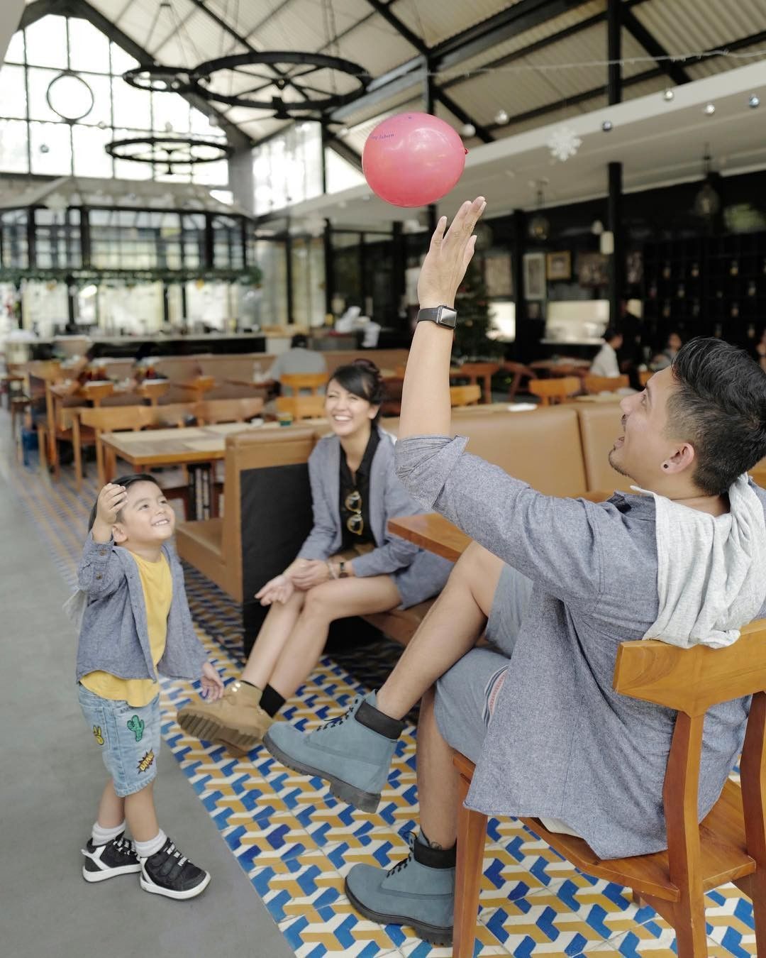 Selalu Kembar, Ini Potret Kompak Keluarga Kecil Ryan Delon & Sharena