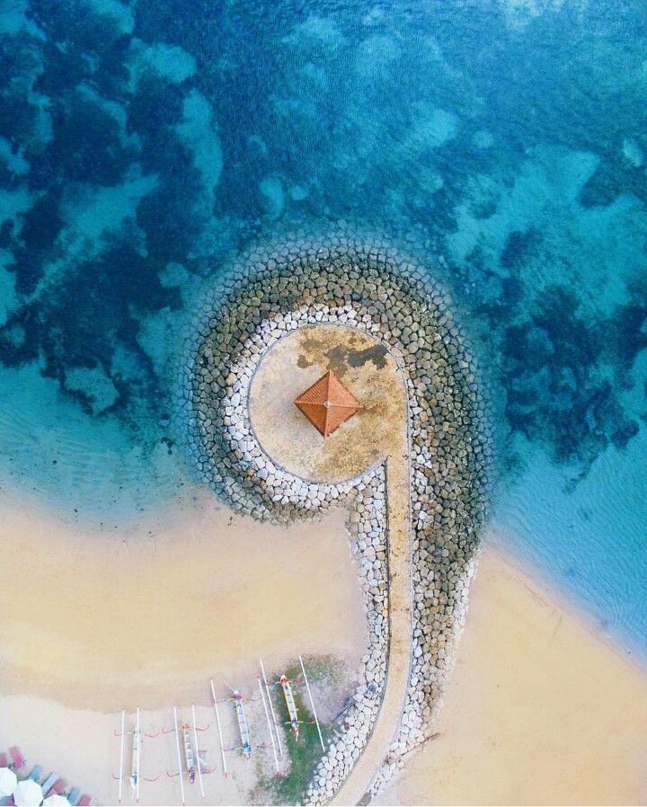 7 Pantai Paling Unik di Indonesia yang Punya Panorama Bak Surga | IDN Times