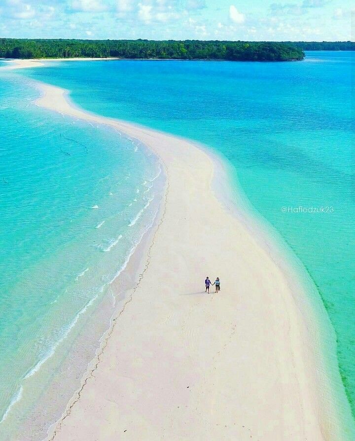 7 Pantai Paling Unik di Indonesia yang Punya Panorama Bak Surga | IDN Times