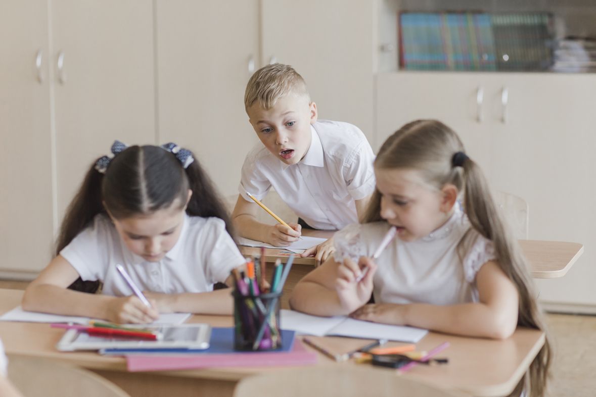7 Tipe Teman Sekelas yang Selalu Ada di Sekolah, Kamu yang Mana Nih? 7 Tipe Teman Sekelas yang Selalu Ada di Sekolah, Kamu yang Mana Nih?