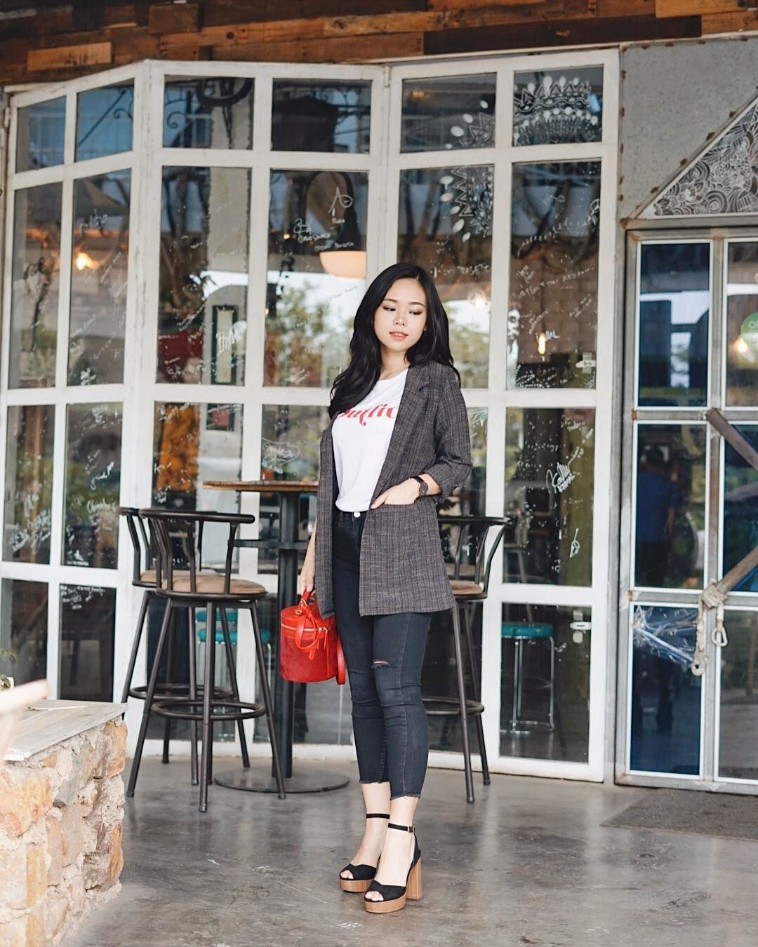 Mudah Ditiru, Ini 10 Inspirasi OOTD Kece Beauty Influencer Molita Lin