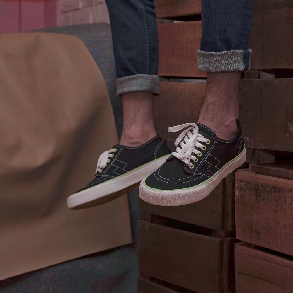 5 Rekomendasi Merek Sepatu Kanvas Lokal Pria, Modern!