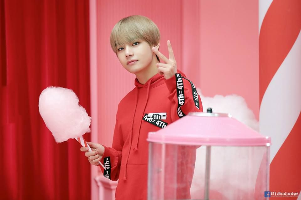 Pernah Jadi Hidden Member, Inilah 13 Potret Perjalanan Karir V BTS! Pernah Jadi Hidden Member, Inilah 13 Potret Perjalanan Karir V BTS!