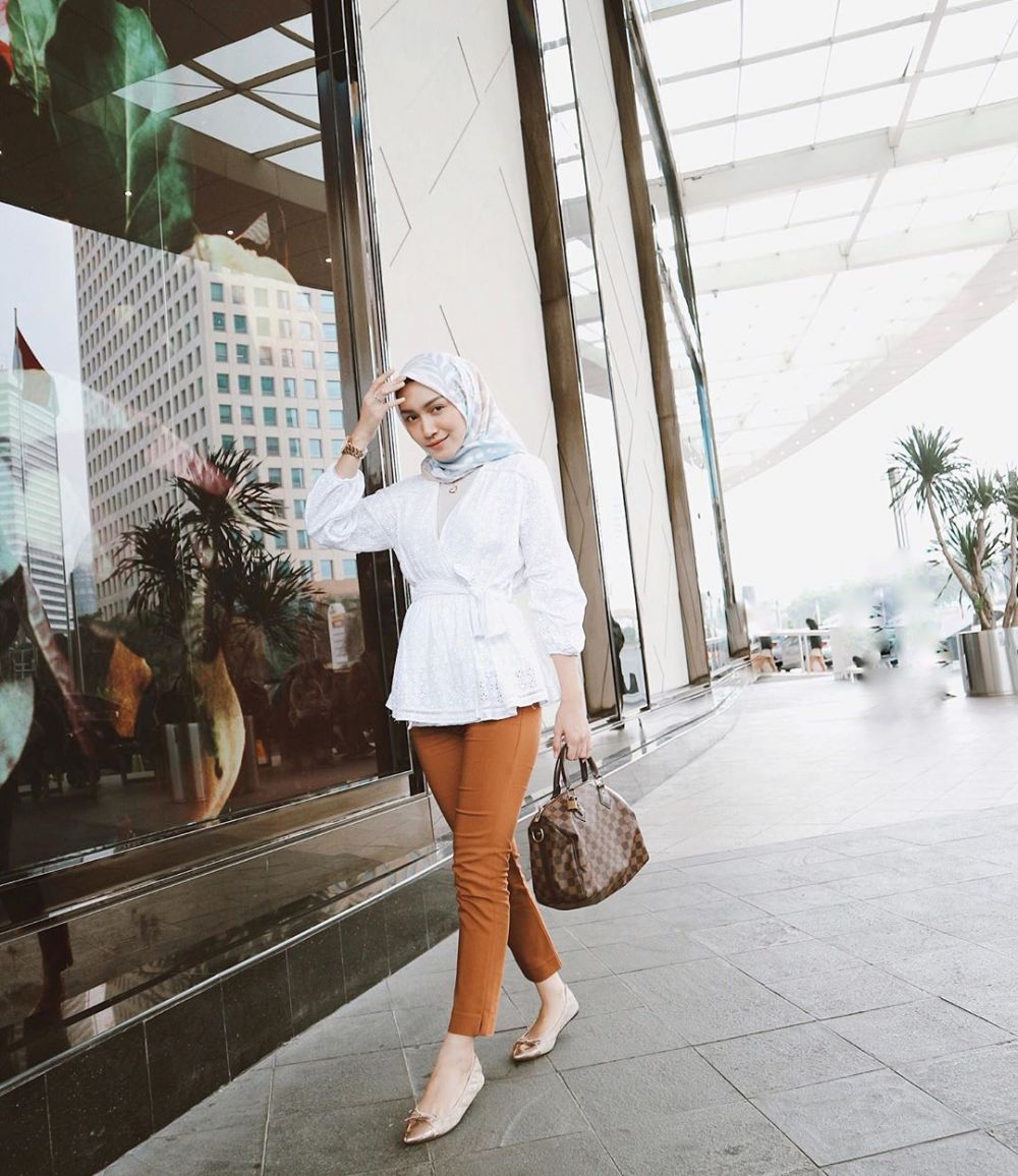 10 Ide Mix and Match Blouse dengan Hijab Simple ala Melody Prima 10 Ide Mix and Match Blouse dengan Hijab Simple ala Melody Prima