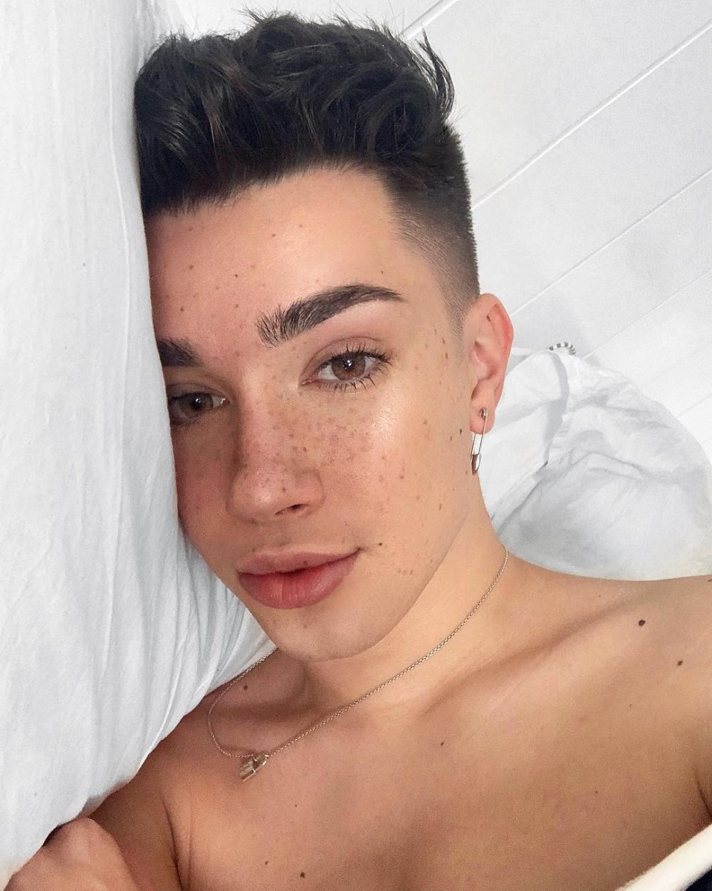 10 Fakta James Charles Youtuber Mua Yang Tengah Alami Kontroversi