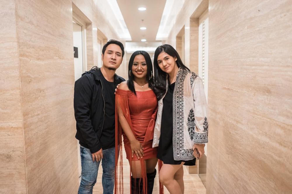 Jarang Diumbar, Ini 10 Potret DJ Una dan Suami yang Harmonis Banget! Jarang Diumbar, Ini 10 Potret DJ Una dan Suami yang Harmonis Banget!