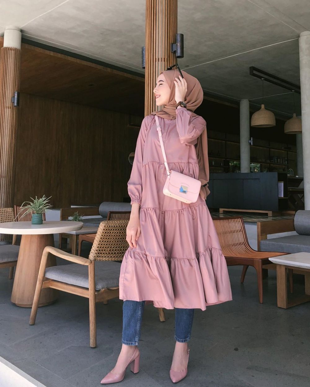 Feminin, namun Tetap Kece! 9 Ide Mix and Match Outfit Hijab Merah Muda