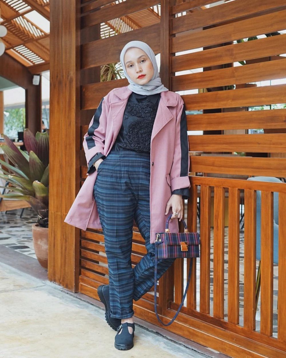 Feminin, namun Tetap Kece! 9 Ide Mix and Match Outfit Hijab Merah Muda