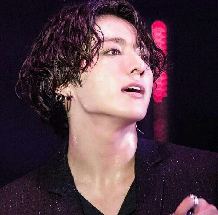 10 Potret Jungkook Dengan Rambut Gondrong Makin Memesona