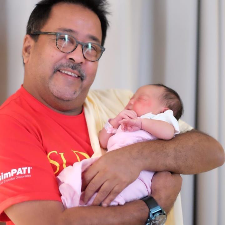 10 Potret Hangat Rano Karno Si Doel Bersama Anak Angkat dan Cucunya 10 Potret Hangat Rano Karno Si Doel Bersama Anak Angkat dan Cucunya