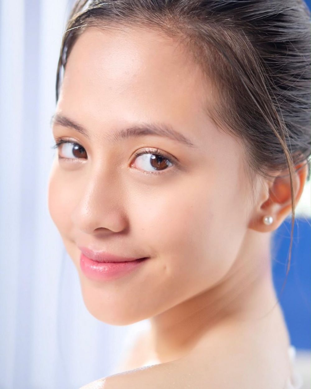 10 Potret Hasil Makeup Artis Ryan Ogilvy, Natural dan Flawless!