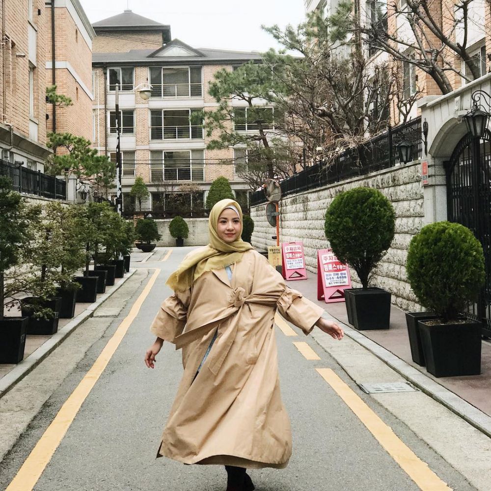 10 Inspirasi Hijab Street Style ala Natasha Rizky, Stylish & Kece! – My ...