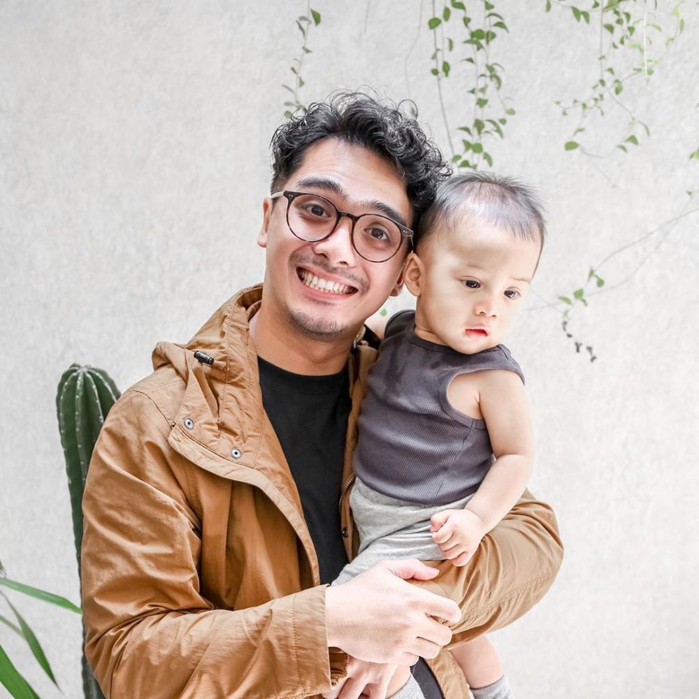 9 Potret Manis Ini Buktikan Ricky Harun Adalah Ayah yang Penyayang