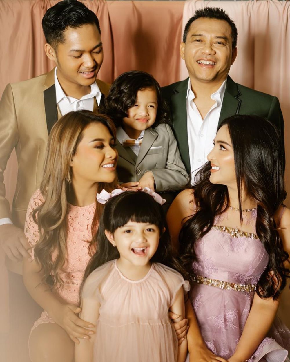 Selalu Saling Dukung, 10 Keluarga Artis Paling Harmonis pada 2019