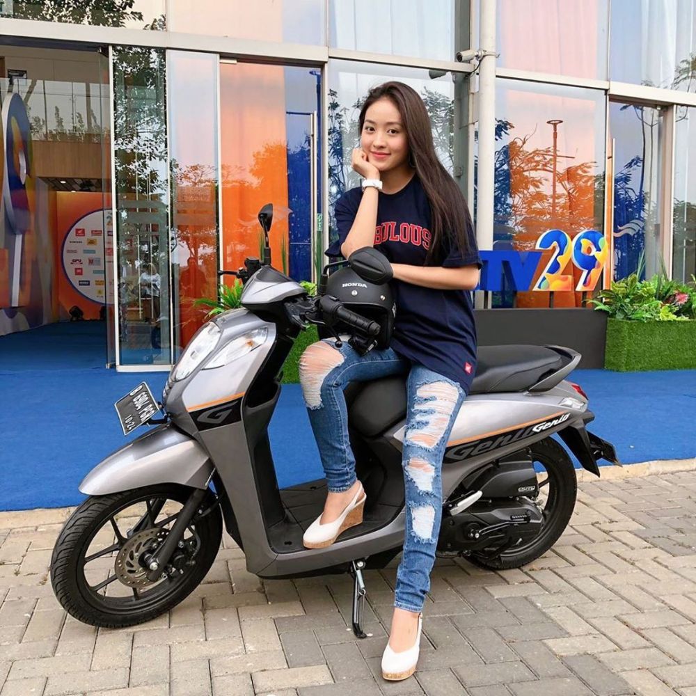 10 Potret Keren Artis Cewek Kendarai Motor dari Gahar hingga Feminin