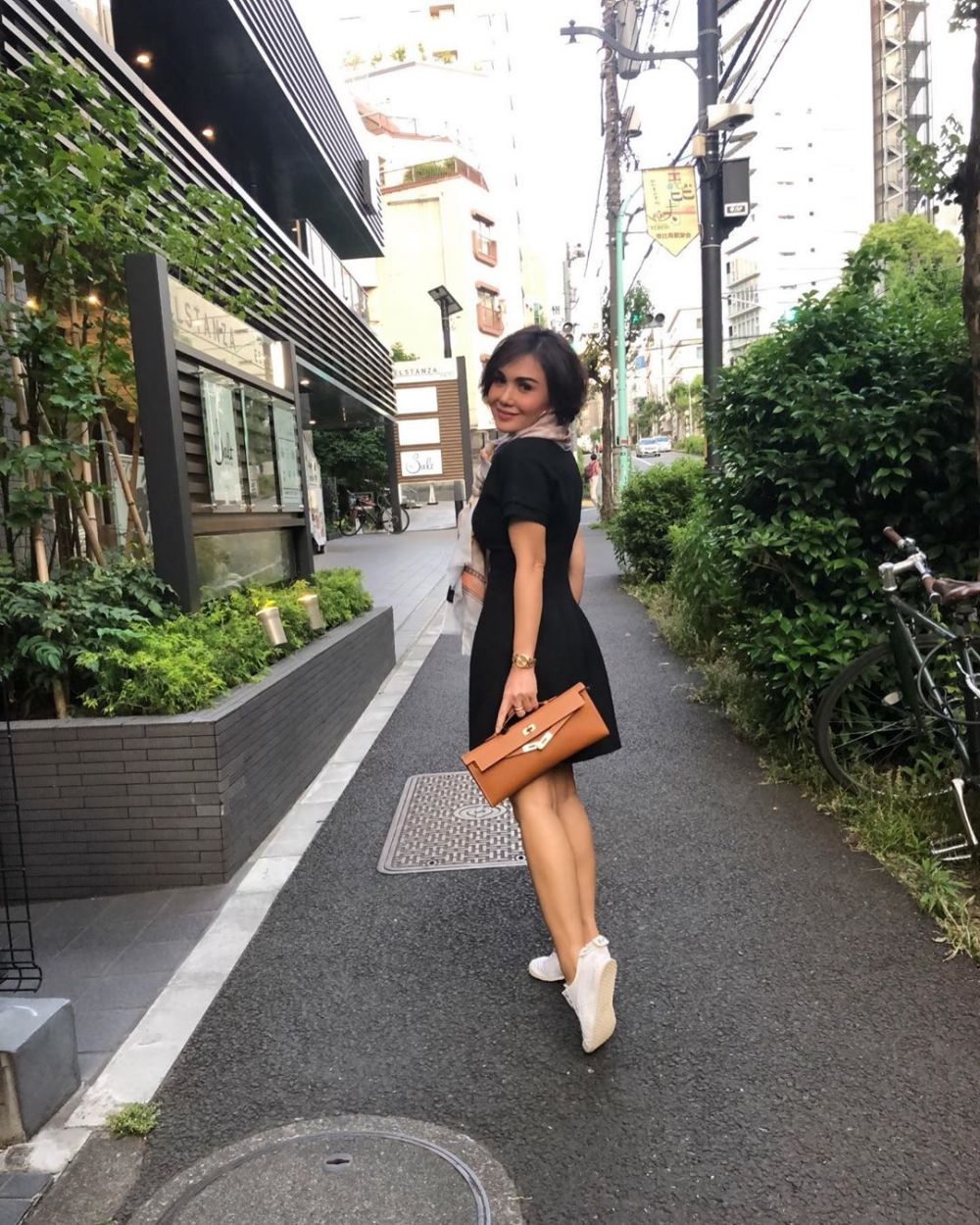 10 Inspirasi Outfit Street Style Ala Yuni Shara Modis Bak Masih Abg