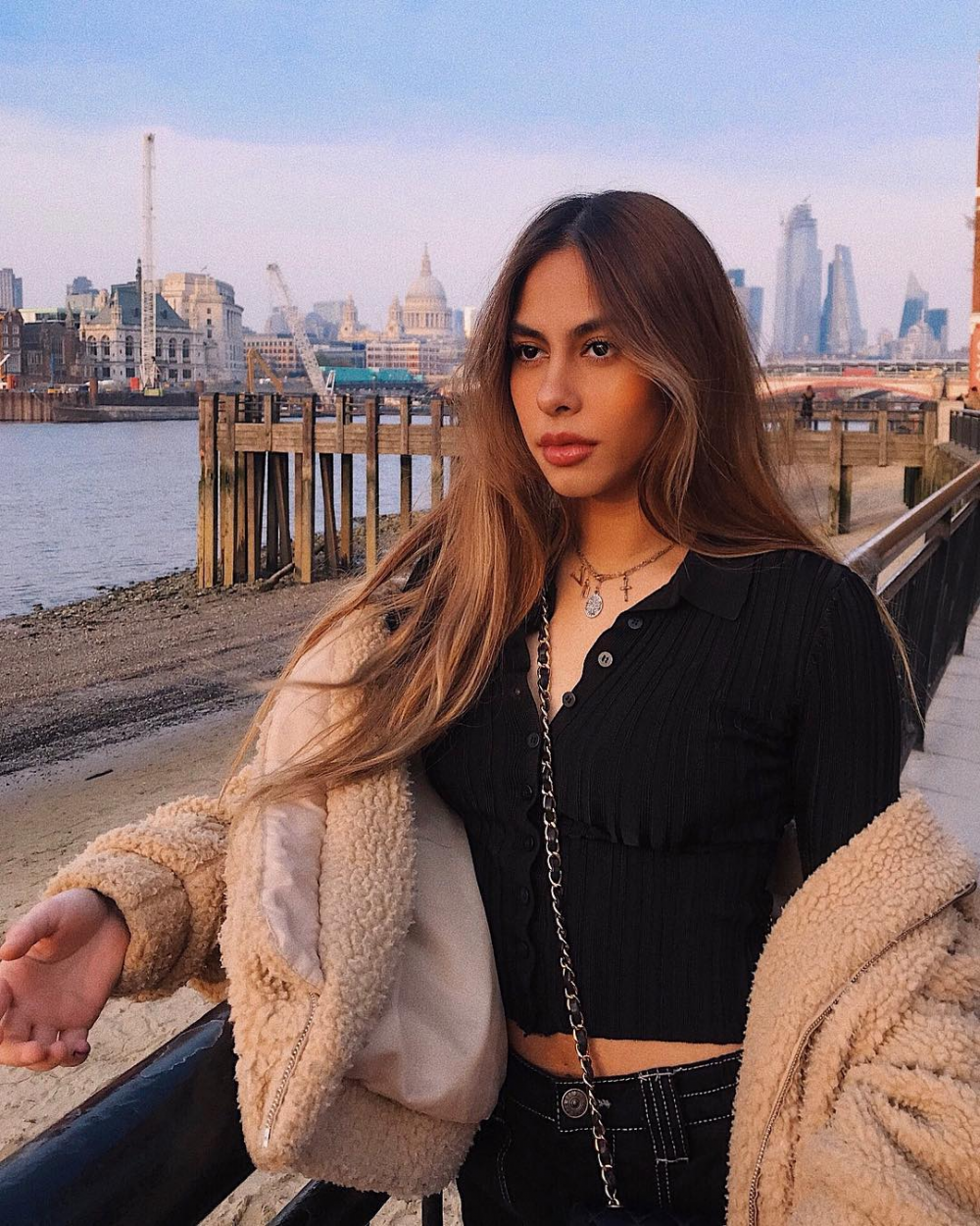 10 Gaya Kece Valerie Thomas, Putri Jeremy Thomas yang Memukau