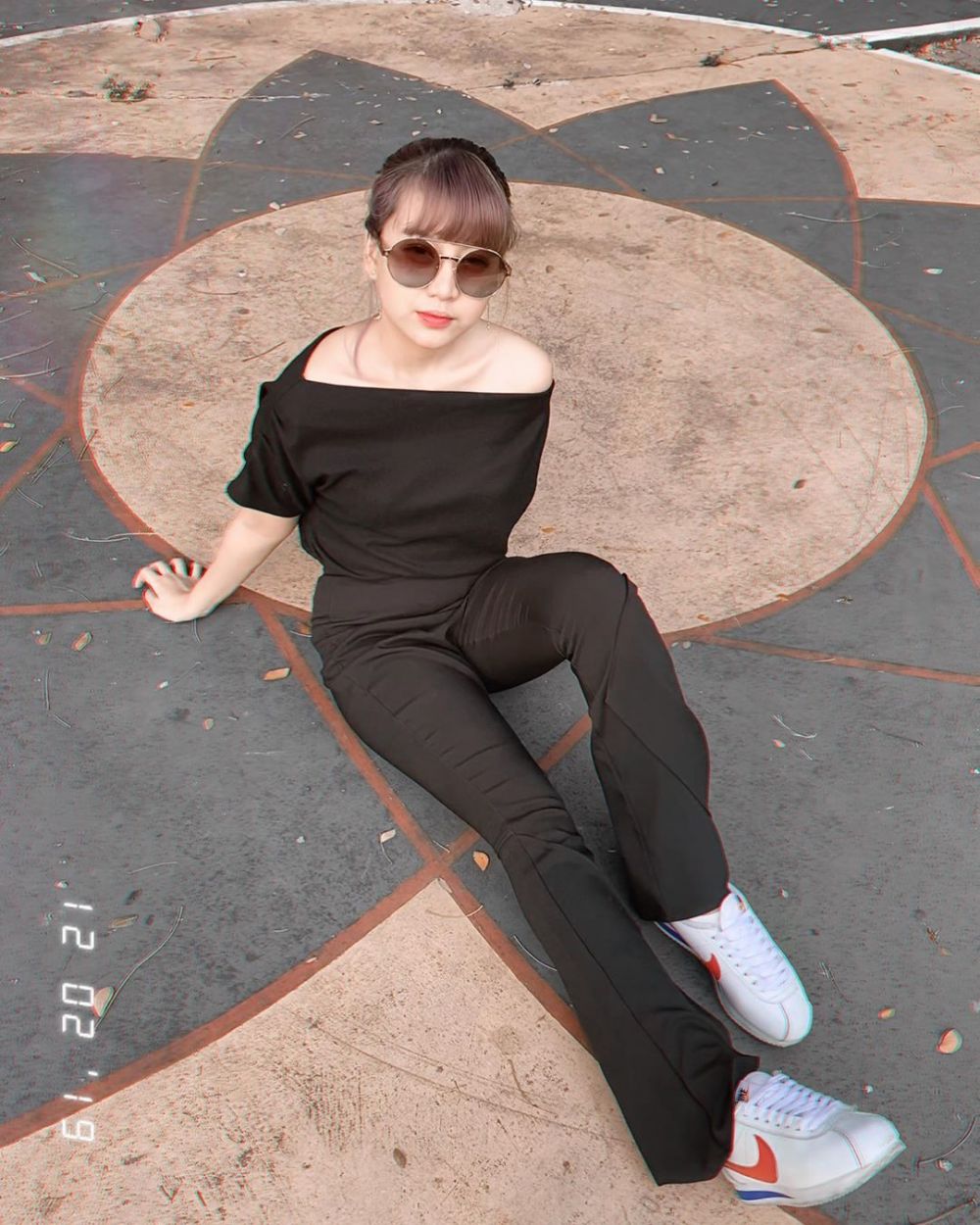 Stylish! 10 Ide Padukan Outfit Berwarna Hitam Ala Selebriti