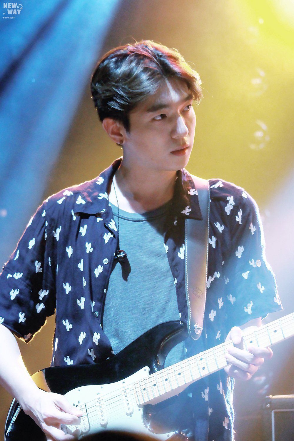 Genap 27 Tahun, Ini 10 Potret Keren Sungjin DAY6 di Atas Panggung