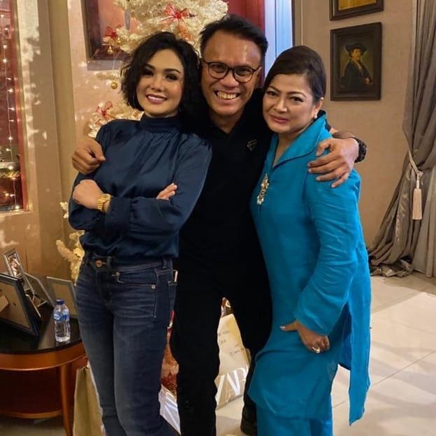 Akur Meski Bercerai, 10 Kebersamaan Yuni Shara dan Henry Siahaan