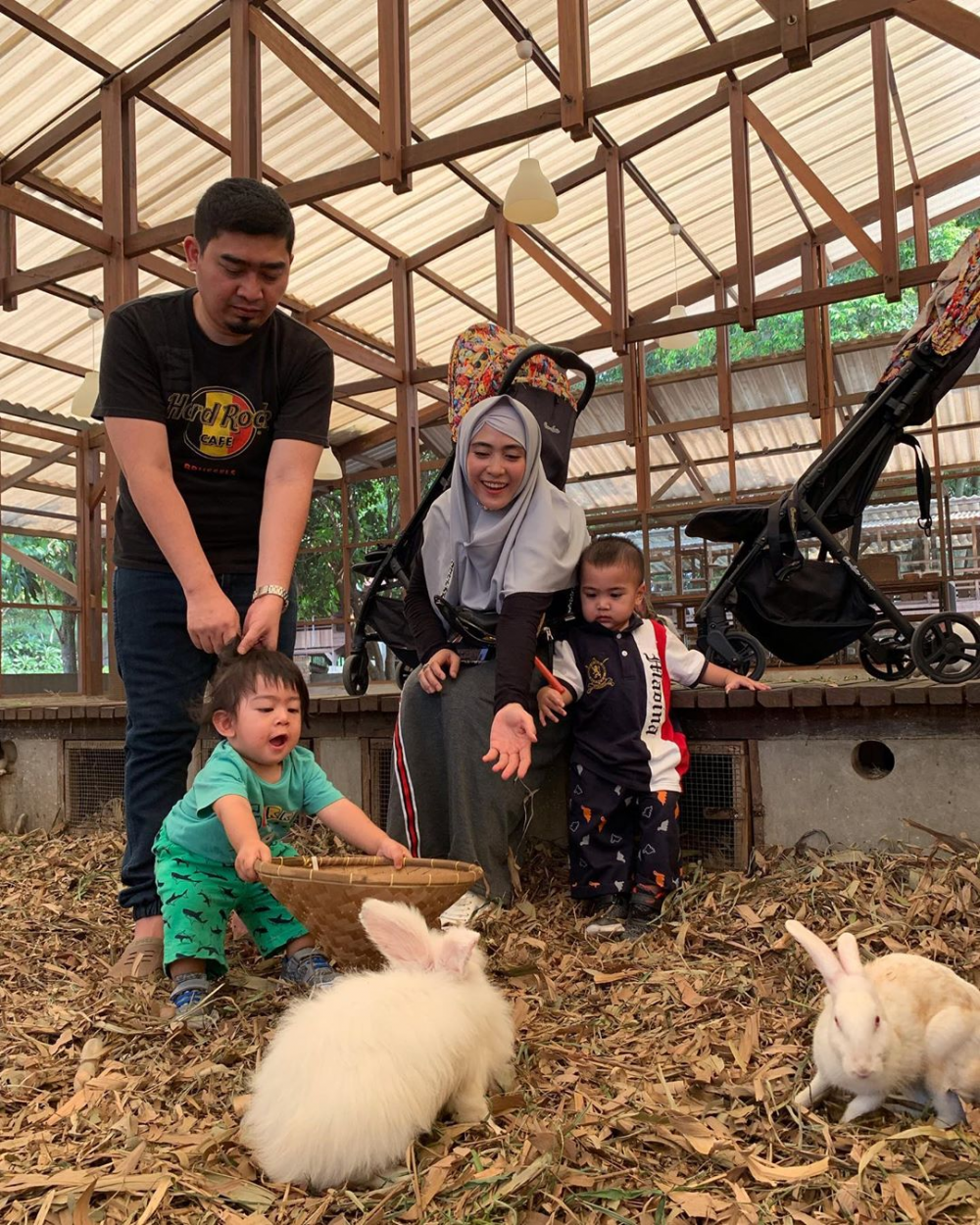 10 Gaya April Jasmine, Istri Ustaz Solmed yang Makin Stylish 10 Gaya April Jasmine, Istri Ustaz Solmed yang Makin Stylish