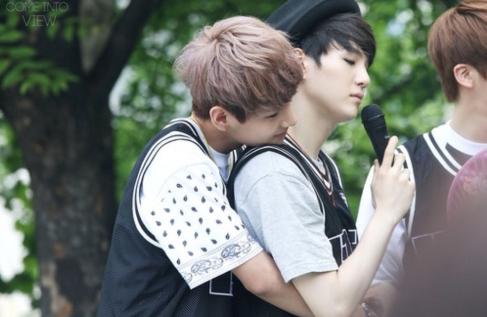 Malu-malu Kucing, 10 Potret Salting Suga Saat Dipeluk BTS Bikin Ngakak