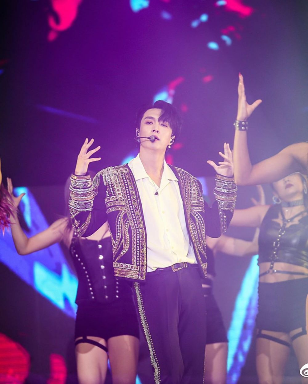 Dirindukan EXO-L, 10 Potret Karismatik Lay EXO di Atas Panggung