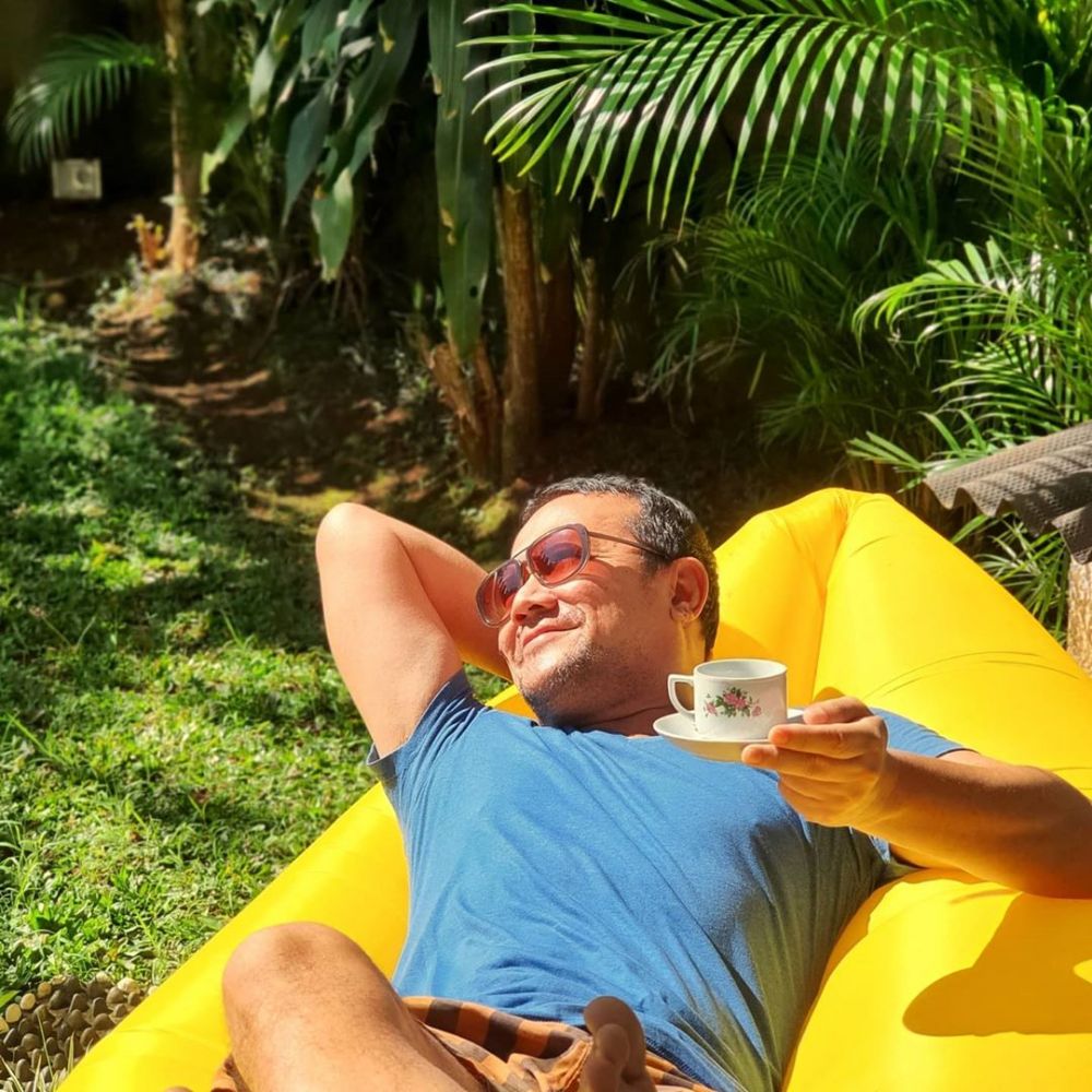 Menyatu dengan Alam, Ini 10 Konsep Santai ala Alvin Adam Saat di Rumah