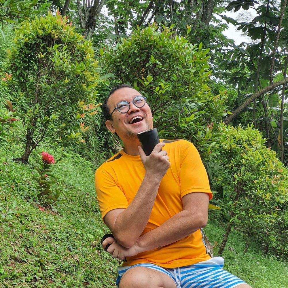 Menyatu dengan Alam, Ini 10 Konsep Santai ala Alvin Adam Saat di Rumah