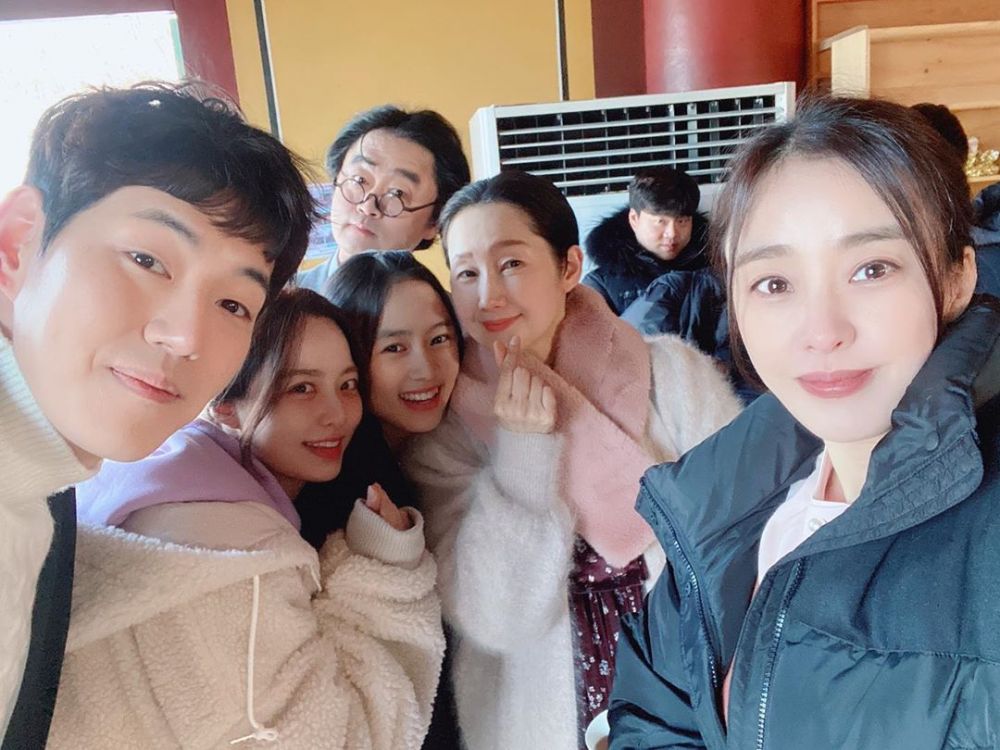 Bak Keluarga, 10 Kebersamaan Para Arwah di KDrama 'Hi Bye, Mama!' Bak Keluarga, 10 Kebersamaan Para Arwah di KDrama 'Hi Bye, Mama!'