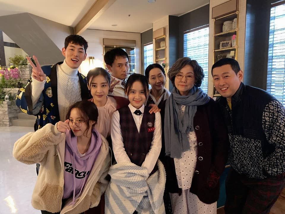 Bak Keluarga, 10 Kebersamaan Para Arwah di KDrama 'Hi Bye, Mama!' Bak Keluarga, 10 Kebersamaan Para Arwah di KDrama 'Hi Bye, Mama!'
