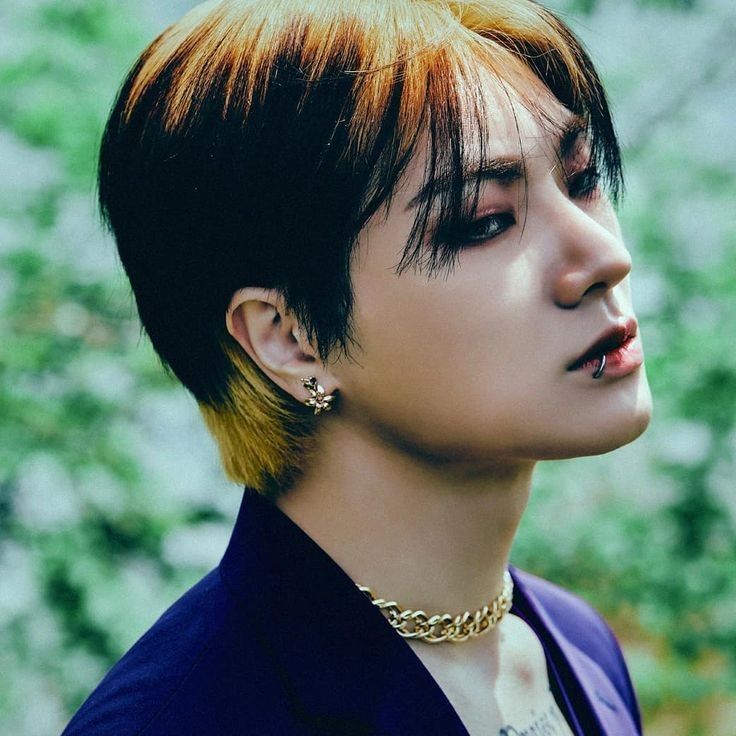 10 Potret Hanse VICTON saat Mengenakan Suit Warna Ungu, Fashionable