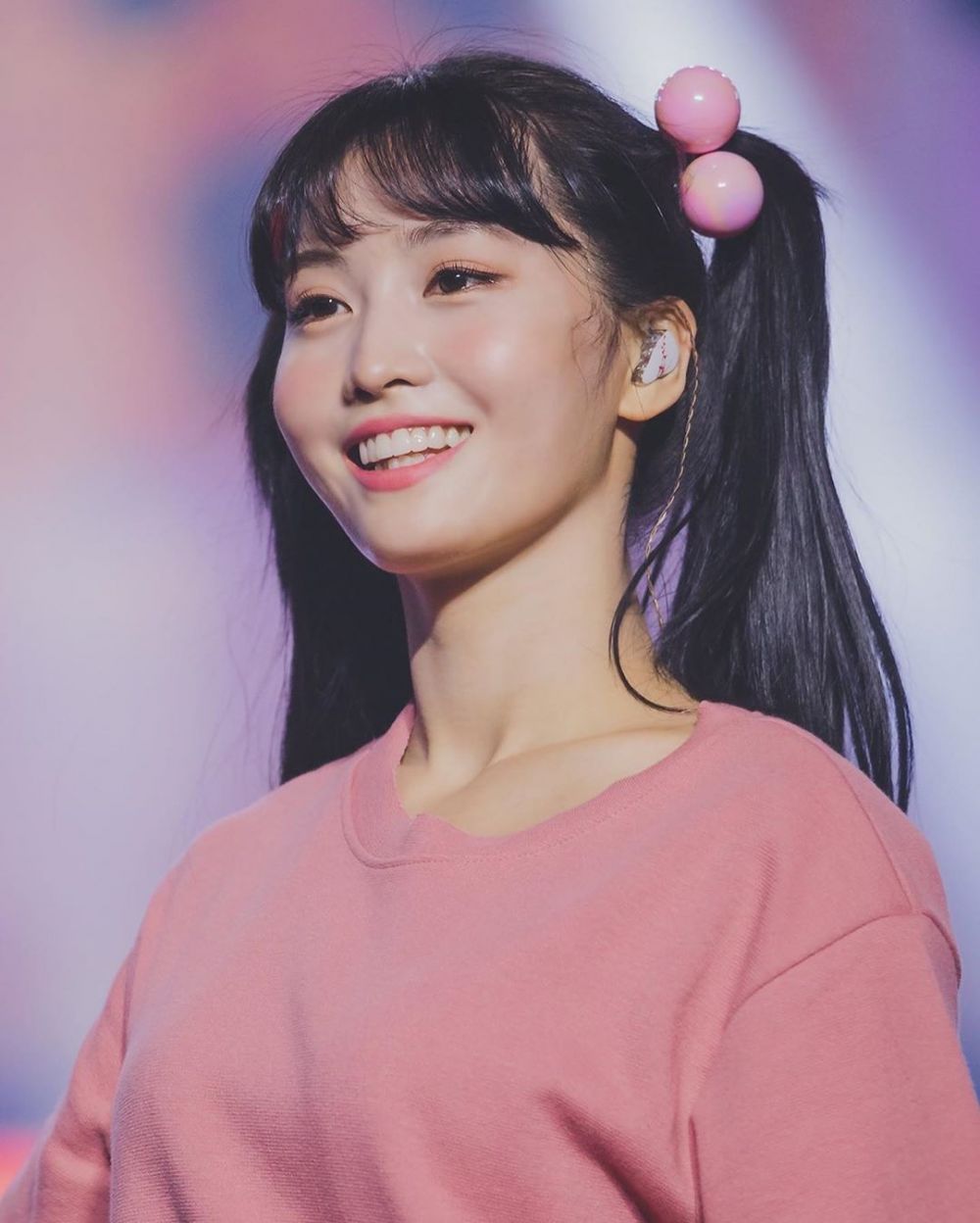 10 Potret Manis Momo Twice Dengan Rambut Poni Bikin Kangen