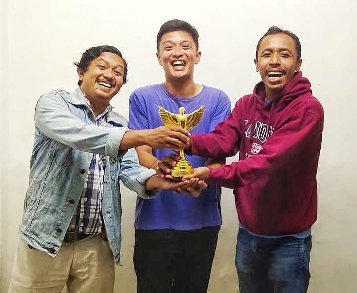 9 Potret Kenangan Tisna Bersama Kru Dan Pemain Tukang Ojek Pengkolan