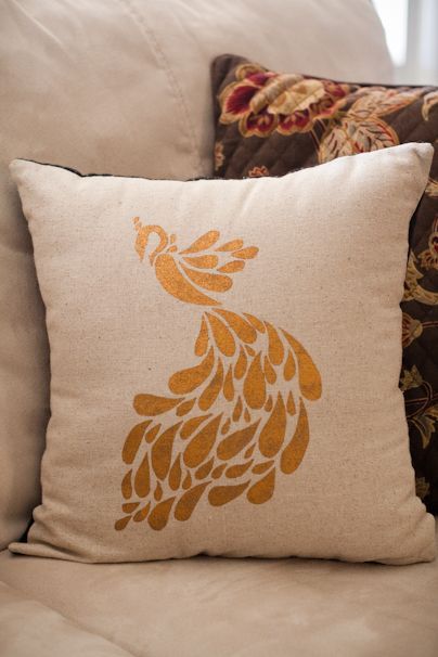 9 DIY Sarung Bantal yang Bikin Penampilan Ruang Tamu jadi Makin Cantik