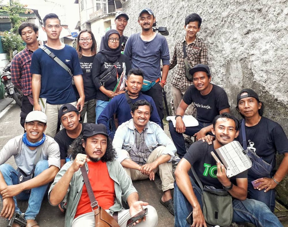 9 Potret Kenangan Tisna Bersama Kru Dan Pemain Tukang Ojek Pengkolan