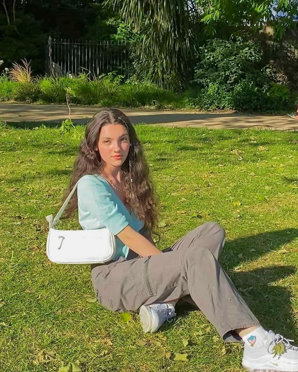 10 Pesona Emily Carey, Aktris Remaja Asal Inggris yang Mulai Naik Daun