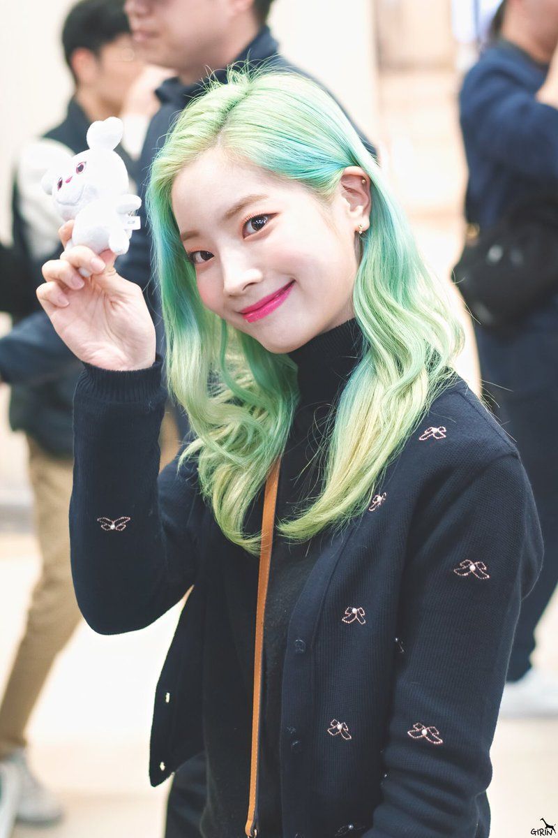 8 Deretan Idol KPop yang Makin Stunning dengan Rambut Hijau