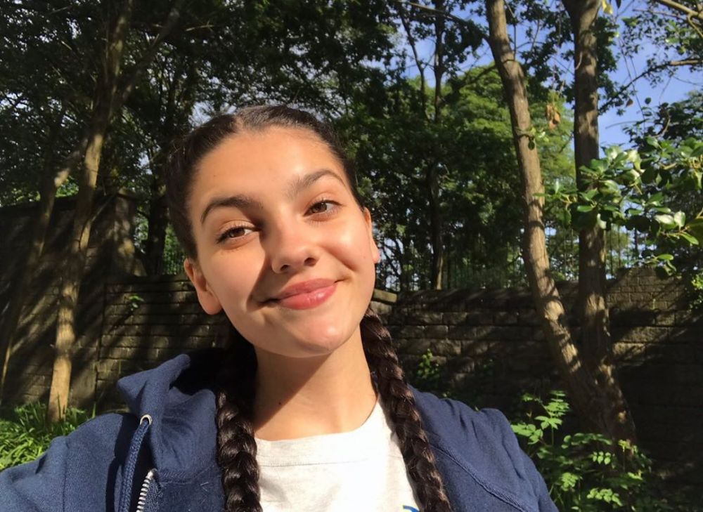 10 Pesona Emily Carey, Aktris Remaja Asal Inggris yang Mulai Naik Daun