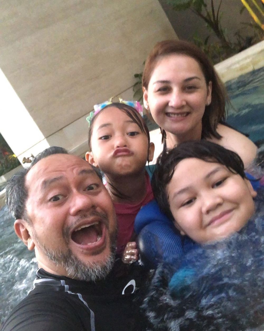 Punya Empat Anak, 10 Potret Keluarga Indra Brasco yang Selalu Harmonis