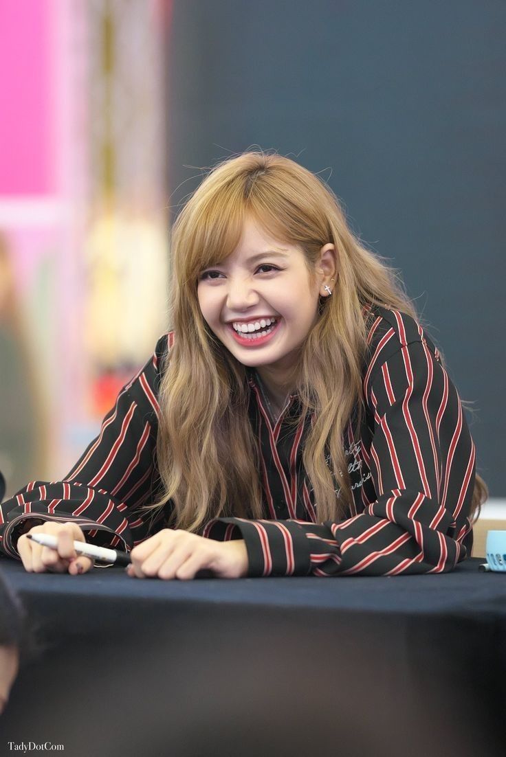 10 Potret Tawa Lepas Lisa BLACKPINK yang Berhasil Diabadikan, Gemas