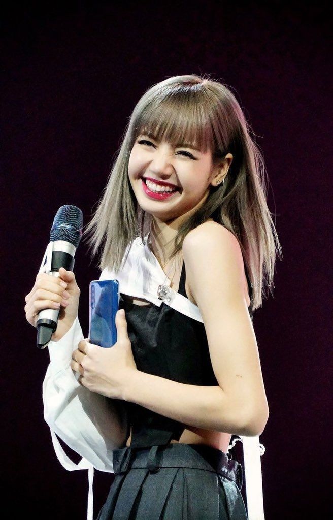 10 Potret Tawa Lepas Lisa BLACKPINK yang Berhasil Diabadikan, Gemas
