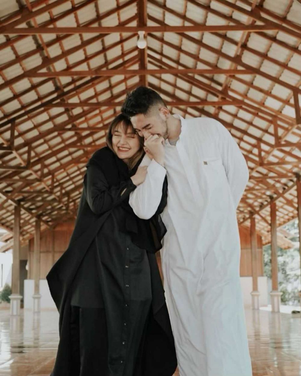 Nikah Rasa Pacaran, 10 Potret Siti Badriah dan Suami yang Bikin Baper Nikah Rasa Pacaran, 10 Potret Siti Badriah dan Suami yang Bikin Baper