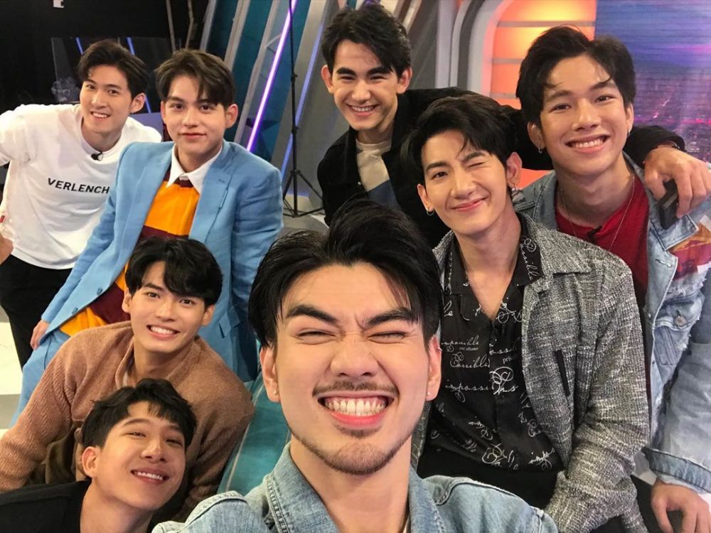 Lagi Tayang! 10 Potret Keakraban Pemeran Serial Thailand Still 2Gether