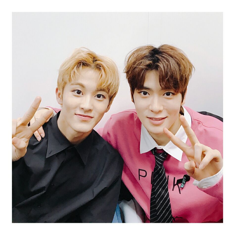 10 Potret Lengketnya Jaehyun Dan Mark Nct Saat Selfie Bareng Gemas